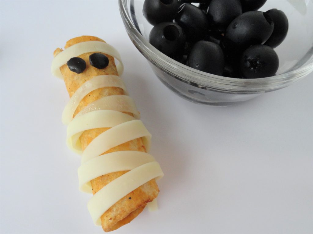 mummy Halloween appetizers, fun Halloween kids party food ideas