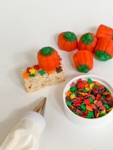 hello fall cupcakes, cute front door porch farmhouse thanksgiving dessert