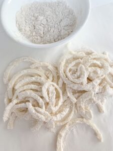 copycat frenchs fried onion strings, best easy gluten free onion strings